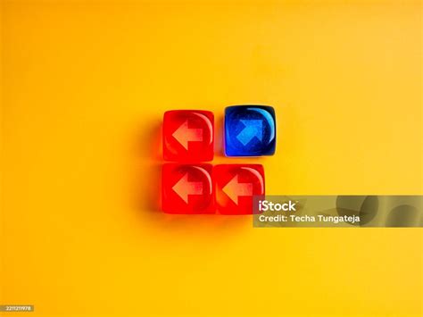 다른 방법 독특한 아이디어 방향 변경 군중 개념에서 눈에 띄십시오 오른쪽 바깥쪽 화살표 파란색 주사위 하나에 서명 아이콘 왼쪽 노란색 배경 미니멀리스트와 함께 다른 빨간색