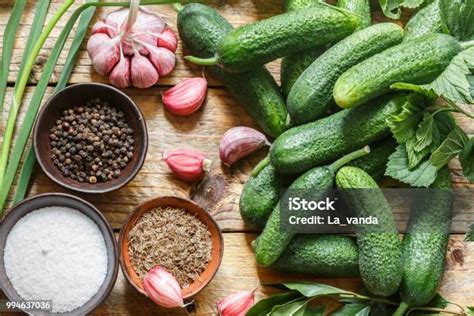 재료는 오래 된 나무 테이블오이에 보존을 위한 마늘 딜 씨 후추 소금 조미료 향신료 0명에 대한 스톡 사진 및 기타 이미지 Istock