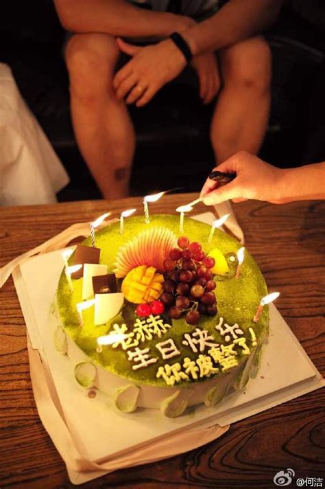 何潔給老公赫子銘過生日，赫子銘臉上都是何潔親的大紅嘴唇秀恩愛 每日頭條