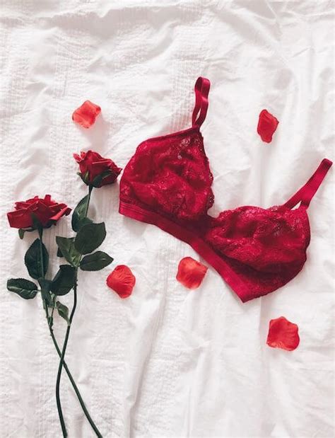 30 Sexy Valentines Day Photoshoot Ideas [2023] Chic Boudoir Photo