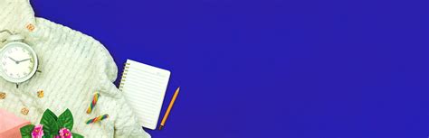 노트북 알람 시계 및 식물 평면 평신도 작업장 및 파란색 배경에 창조적 인 배너가있는 책상 복사 공간이있는 스톡 사진 0명에 대한 스톡 사진 및 기타 이미지 Istock