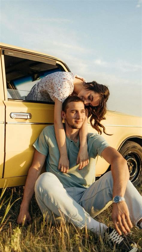 Лавстори на природе с машиной фотосессия парень и девушка на закате