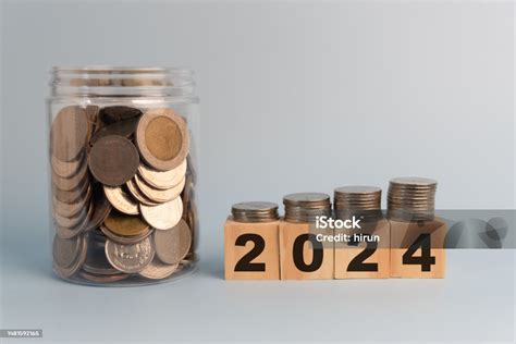 우드 큐브 블록 2024 비즈니스 성장 개념 새해 사업 목표 계획 및 전략 비즈니스 금융 코인 투자 비용 절감 2024년에 대한