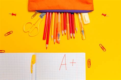 노란색 배경에 우수한 등급의 펜과 노트북연필 상자 플랫 레이 학교로 돌아가는 개념 0명에 대한 스톡 사진 및 기타 이미지 0명 가위 개념 Istock