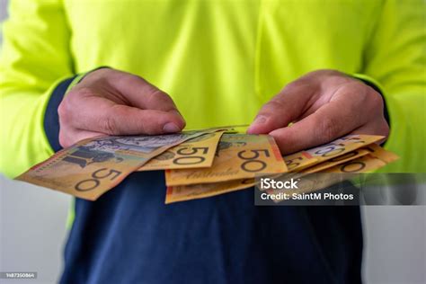 눈에 잘 띄는 옷을 입은 상인이 호주 달러 지폐를 들고 있는 모습 임금에 대한 스톡 사진 및 기타 이미지 임금 호주 지불 Istock