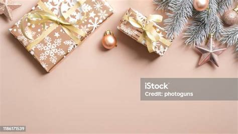 선물 전나무 나무 가지 크리스마스 공과 구리 배경에 별의 크리스마스 프레임 상단 테두리 플랫 레이 상단 보기 복사 공간 겨울 휴가 엽서 템플릿 새해 배너 모형 공휴일에 대한