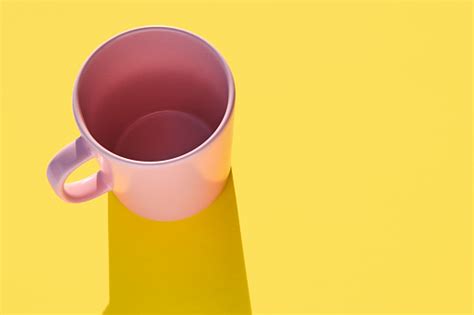 노란색 배경 위에 분홍색 머그잔 아침 식사 디자인 도자기 0명에 대한 스톡 사진 및 기타 이미지 0명 공란 귀여운 Istock