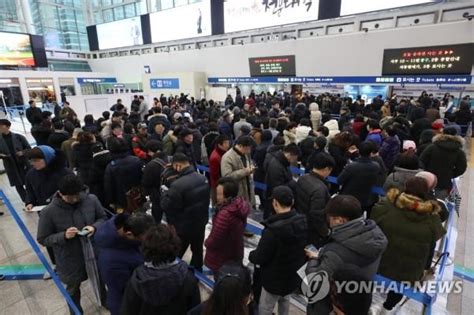韩国大叔大妈拼了为抢春节火车票 寒冬打地铺睡火车站