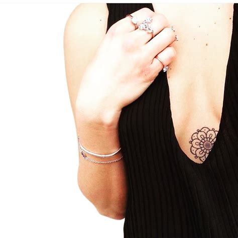 15 Ideas Que Serán Tu Inspiración Para Un Tatuaje De Escote