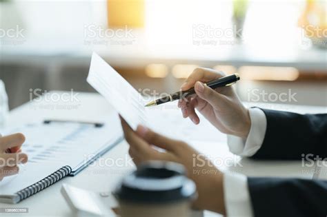 비즈니스 파트너십 동료는 보고서를 사용하여 회사 재무 예산 보고서 및 비용 작업 진행 상황 및 사무실 방의 미래 계획을 분석합니다 2명에 대한 스톡 사진 및 기타 이미지