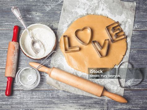 금속 금형 재료와 반죽 나무 바탕에 집에서 만든 쿠키의 준비에 대 한 쿠키에 대 한 선택적 초점입니다 사랑 강철에 대한 스톡 사진 및 기타 이미지 Istock