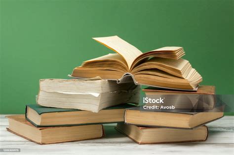 나무 테이블에 오픈 책 하드 백 책 학교로 돌아갑니다 공간을 복사합니다 개체 그룹에 대한 스톡 사진 및 기타 이미지 개체 그룹 공부 과학 Istock