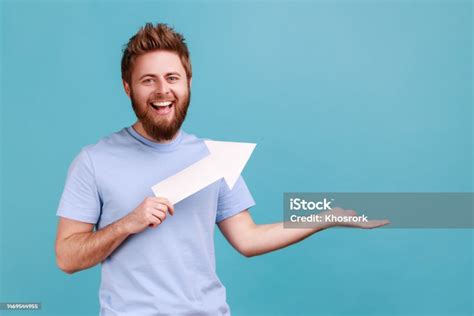 위쪽을 가리키는 화살표를 들고 있는 남자 이빨 미소 성장 및 증가 개념 복사 공간을 제공합니다 프리젠테이션 연설에 대한 스톡 사진 및 기타 이미지 Istock