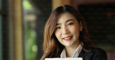 매력적인 아시아 젊은 사업가의 사진 웃고 회의실에서 클립보드 주최자 작업 사진 Unsplash의 사진술 이미지