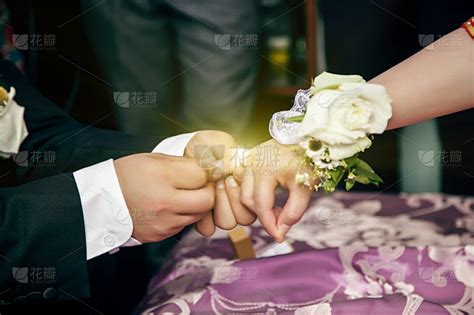 新郎把结婚戒指带给新娘的那一刻