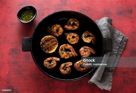 새우 새우는 레몬과 붉은 콘크리트 배경에 신선한 허브와 마늘의 양념과 프라이밍 그릴 팬에 구운 0명에 대한 스톡 사진 및 기타 이미지 Istock