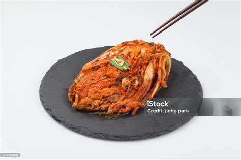 양배추김치는 소금에 절인 양배추나 무를 고춧가루 파 마늘 등의 양념과 섞어 발효시킨 음식이다 0명에 대한 스톡 사진 및 기타 이미지 Istock