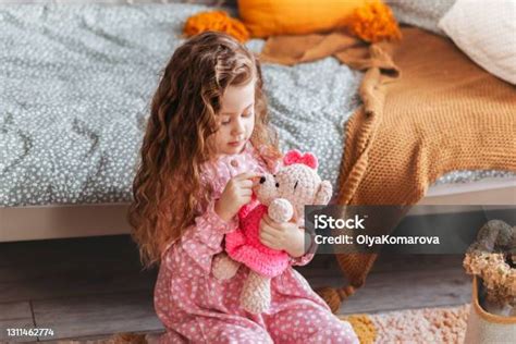 작은 귀여운 소녀는 아이들의 침실바닥에 부드러운 장난감 곰을 재생 가정 생활에 대한 스톡 사진 및 기타 이미지 가정 생활 귀여운 꿈꾸기 Istock