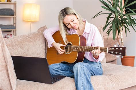 중년 여성 연습 하 고 노트북에 기타를 연주하는 방법을 학습 여자에 대한 스톡 사진 및 기타 이미지 여자 40 44세 거실 Istock