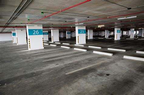 오후에 빈 공간 주차장 내부입니다 자동차와 빈 주차장 주차 빌딩에서 주차장의 실내 주차장 Lotinterior 0명에 대한 스톡 사진 및 기타 이미지 Istock