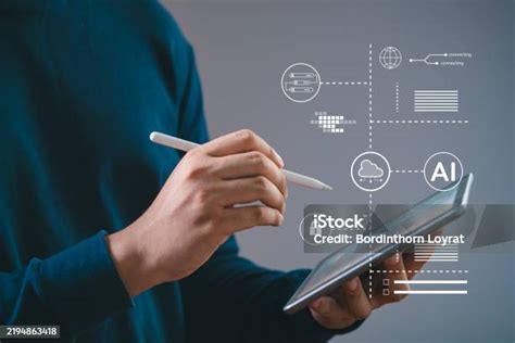 기술 환경에서 Ai 클라우드 컴퓨팅 및 보안을 상징하는 디지털 아이콘이 있는 스타일러스가 있는 태블릿을 사용하는 사람 개념에 대한 스톡 사진 및 기타 이미지 Istock