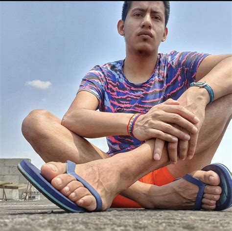 Pin De Jairo Ruben En Havaianas Flip Flops Hombres Descalzos Pies Masculinos Flip Flops De