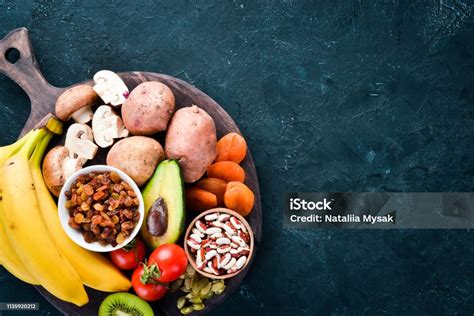 음식은 천연 칼륨을 함유 하 고 있습니다 K 감자와 버섯 바나나 토마토 견과류 콩 브로콜리 아보카도 평면도 검은색 배경입니다 바나나에 대한 스톡 사진 및 기타 이미지