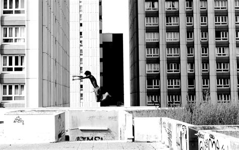 배경 화면 단색화 창문 시티 거리 건축물 도시의 건물 벽 도로 사진술 집 하부 구조 각도 스트리트 뷰 도약 아파트 아니 레 블랑 흑인과