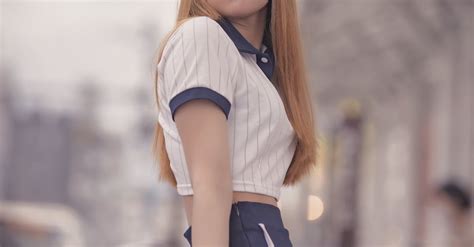 거리 패션 골프웨어 기댄 긴 머리 난간 눈에 띄는 포즈 도시 배경 도시 생활 도시 장면 도시 초상화 도시의 레저웨어 배경을 흐리게 수직 쐈어 스타일