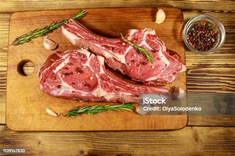 나무 테이블에 향신료 마늘과 로즈마리와 뼈에 원시 신선한 쇠고기 갈비 눈 스테이크 평면도 Entrecôte에 대한 스톡 사진 및 기타 이미지 Istock