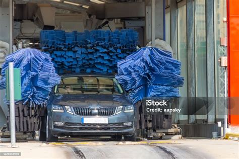 자동 세척 블루 브러시가 작동하면 회색 자동차가 깨끗하게 나옵니다 세차장에 대한 스톡 사진 및 기타 이미지 세차장 차 터널 Istock