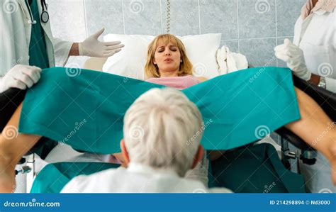 Mujer Dando a Luz En Hospital Con Equipo Médico Foto de archivo Imagen de médico gente
