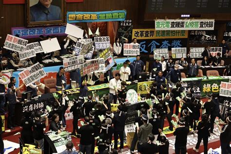 綠營丟「青鳥」紙飛機、充氣球抗議失敗 《立法院職權行使法》修正三讀通過~ 即時 ~ 2024 05 28 1736 ~ 責任編輯陳秀枝