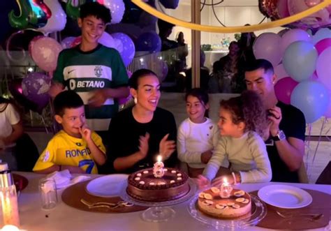 جورجينا رودريغيز وأوقات عائلية مع كريستيانو والأطفال Et بالعربي