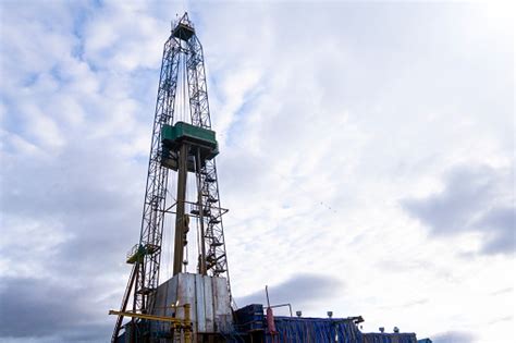 극적인 Cloudscape와 육상 디저트 석유 및 가스 시추 장비 석유 및 가스 산업의 석유 플랫폼에서 석유 시추 장비 작동 가솔린에 대한 스톡 사진 및 기타 이미지