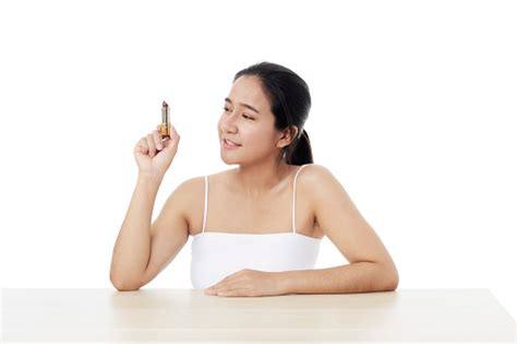 립스틱을 가진 아름다운 여자 깨끗한 신선한 피부를 가진 아름다운 젊은 아시아 여성 얼굴 관리 얼굴 치료 미용 건강한 피부 및 화장품 아이디어 개념 갈색 머리에 대한 스톡