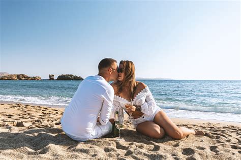 해변에서 샴페인과 함께 앉아 행복한 커플 여름 방학 개념입니다 개념에 대한 스톡 사진 및 기타 이미지 개념 기념일 남자 Istock