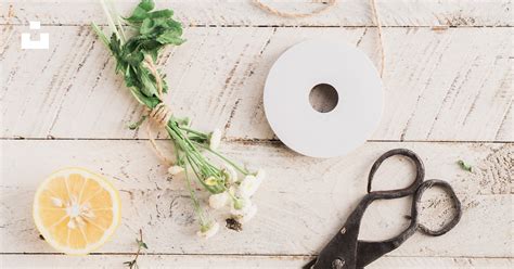 갈색 밧줄의 스풀 옆에 재봉 가위 사진 Unsplash의 무료 블로그 이미지