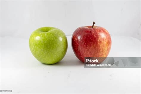 흰색 바탕에 빨간 후지 사과와 녹색 할머니 스미스 사과의 근접 촬영 보기 후지 사과에 대한 스톡 사진 및 기타 이미지 후지 사과 0명 건강한 식생활 Istock