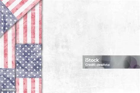 페이딩 효과 그런지 추상적인 미국 국기 콜라주 디자인 회색 흰색 얼룩진 시멘트 벽 오래된 수평 배경에 왼쪽 가장자리 테두리에 3d 낙서로 그려진 여러 겹치는 깃발이 있는