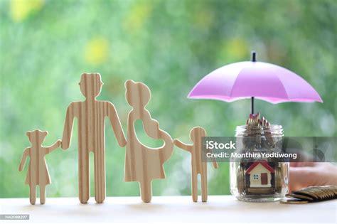 보호 자연 녹색 배경 금융 보험 및 안전 투자 개념에 우산과 동전 돈의 스택을 들고 손으로 모델 가족 거래자에 대한 스톡 사진