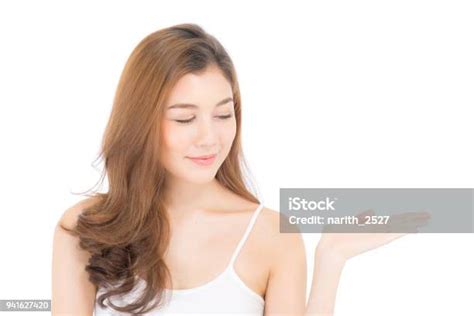 아시아 아름 다운 젊은 여자 아름다움 개념 흰색 배경에 고립 손에 뭔가 빈 복사본 공간을 제시 하는 건강 한 깨끗 한 피부와