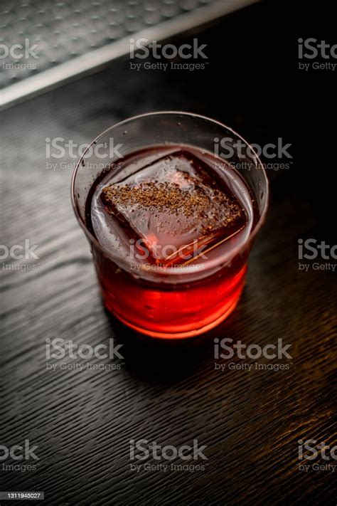 바 카운터에 음료와 아이스 큐브가 있는 구식 투명 유리의 클로즈업 보기 0명에 대한 스톡 사진 및 기타 이미지 0명 가득 찬 각얼음 Istock