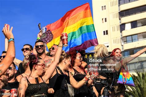 Benidorm의 게이 프라이드 퍼레이드에서 춤을 추고 재미있게 지내는 사람들 Lgbtqia 문화에 대한 스톡 사진 및 기타 이미지 Lgbtqia 문화 Pride