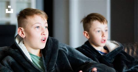 소파에 앉아 비디오 게임을 하는 두 어린 소년 사진 Unsplash의 무료 굉장한 이미지