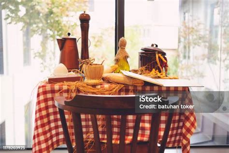 산업 로프트 스타일의 붉은 벽돌과 흐림 배경에 커피 숍 외부 흰색 세라믹 꽃병과 화려한 꽃과 나무와 강철 커피 테이블과 의자의