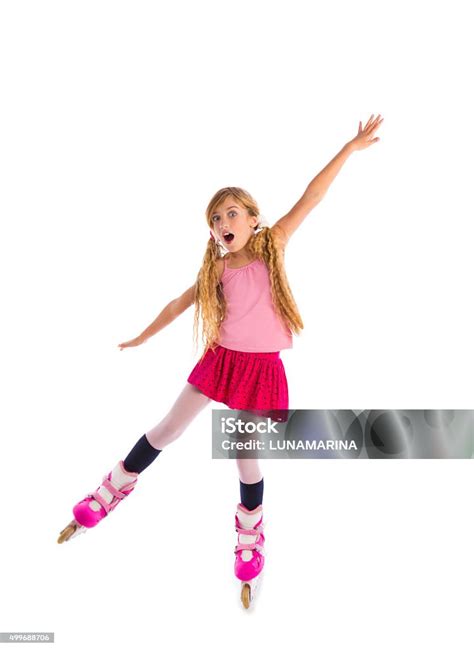 금발 양갈래 머리 롤러 스케이트 여자아이 전체 길이로 인명별 금발 머리에 대한 스톡 사진 및 기타 이미지 금발 머리 롤러 스케이트 몸짓 Istock