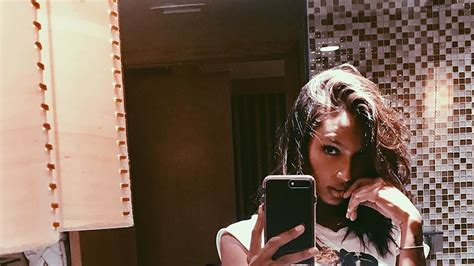 Cómo mantener una relación sexualmente activa cuando tu pareja está lejos Vogue