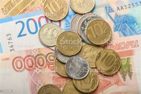 현금 지폐와 동전 배경 러시아 돈 지폐의 배경 종이 루블과 동전 배경 0명에 대한 스톡 사진 및 기타 이미지 0명 개념 개념과 주제 Istock