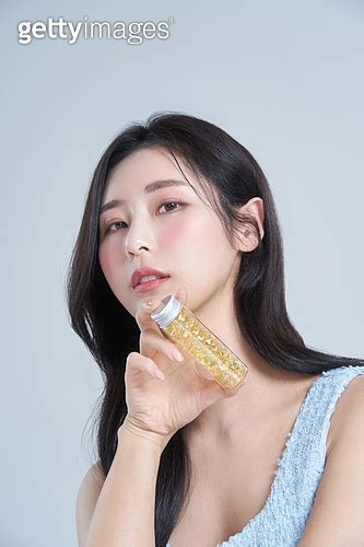 꾸꾸시대 신조어 대한민국 의료성형뷰티 주제 여성 뷰티 색조화장 화장품 한명 사람의수 영양제 건강관리 스킨케어 뷰티 이미지